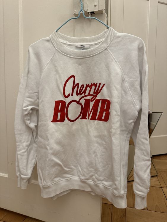 Ganni Cherry Bomb Sweater | Kaufen auf Ricardo
