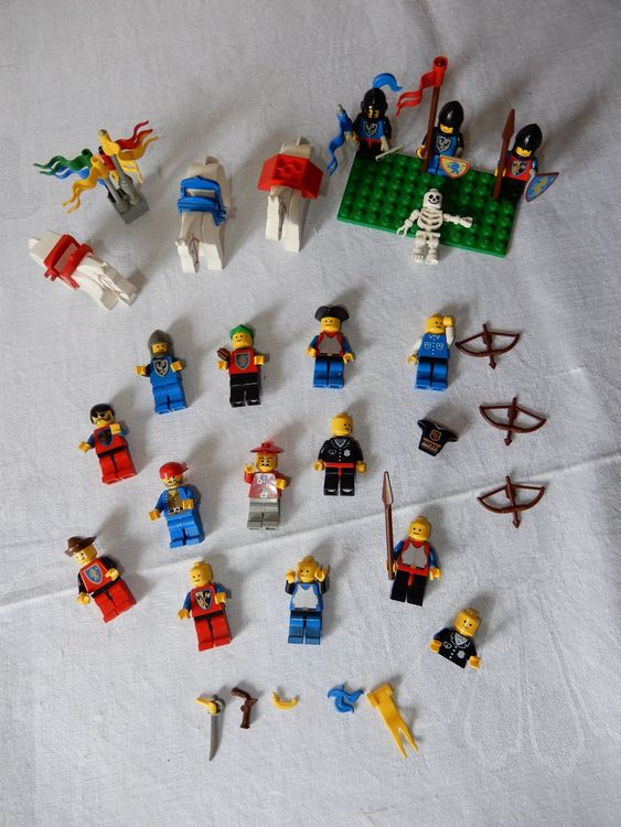 LEGO 3 Ritter mit Pferde und viele Minifiguren und Zubehör (Gebraucht) in Senèdes für CHF 24 ...