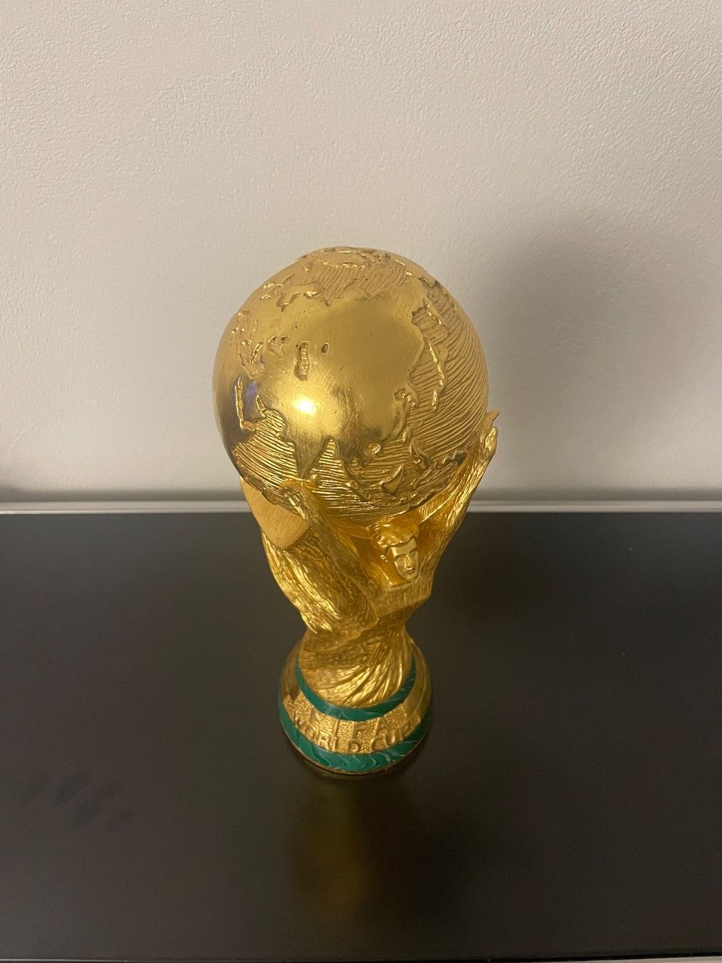 FIFA WM Pokal / World Cup Trophäe 1:1, Gold Replika (Gebraucht) in Bäch ...
