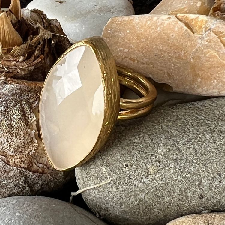Ring aus Messing vergoldet, Chalcedon (Neu (gemäss Beschreibung)) in Merlischachen für CHF 61 ...
