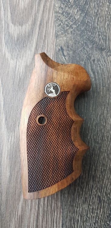 Colt Python Holzgriffschalen (Neu und originalverpackt) in Rothrist für ...