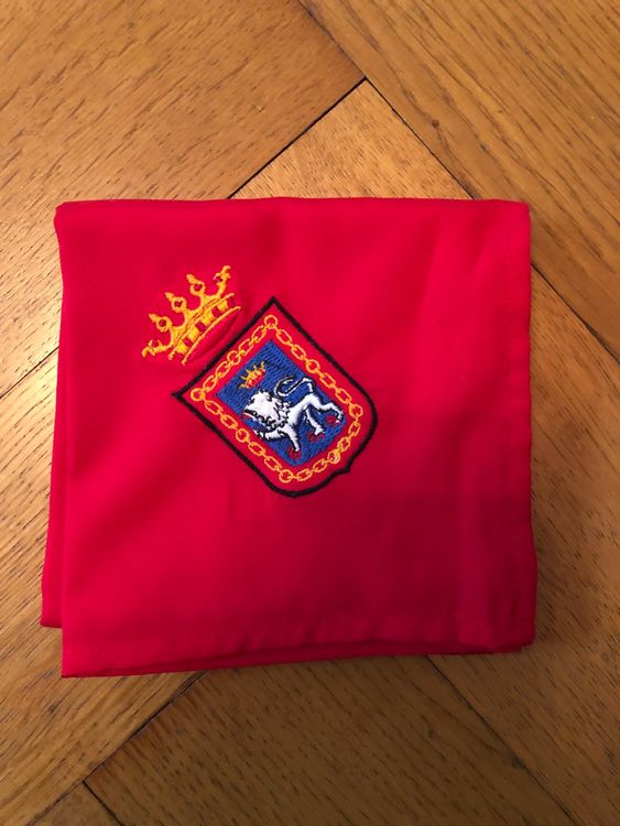 Auffälliges rotes Tuch 46x47cm | Gesticktes Löwen-Wappen (Gebraucht) in ...