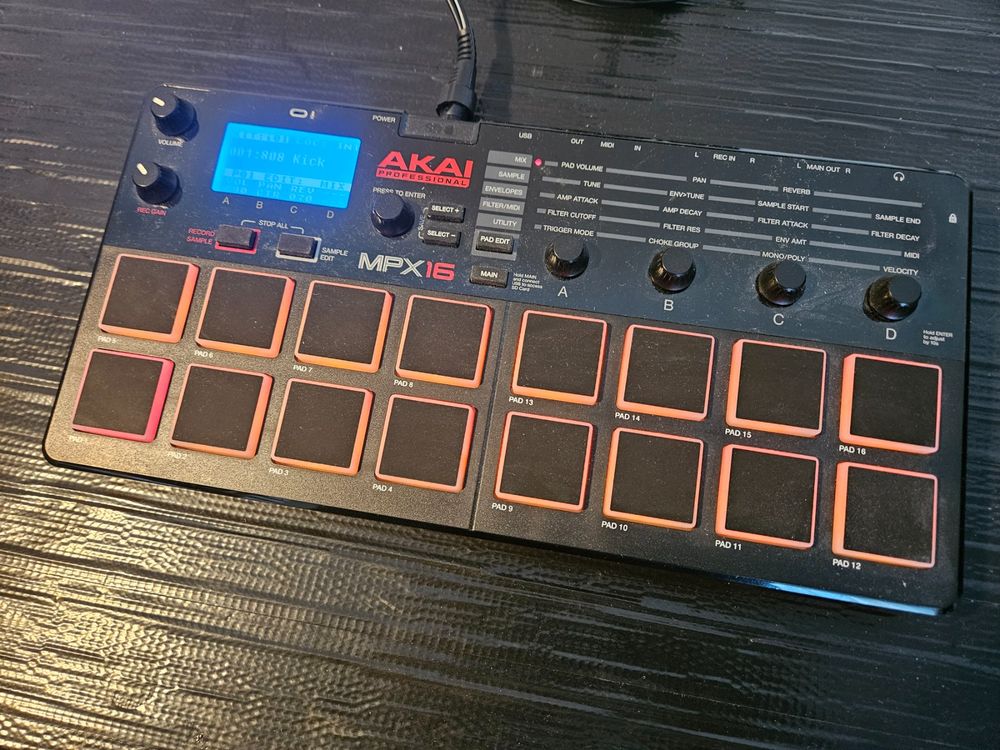 AKAI MPX16 Profi Sampler Pad Controller (Gebraucht) in dietikon für CHF ...