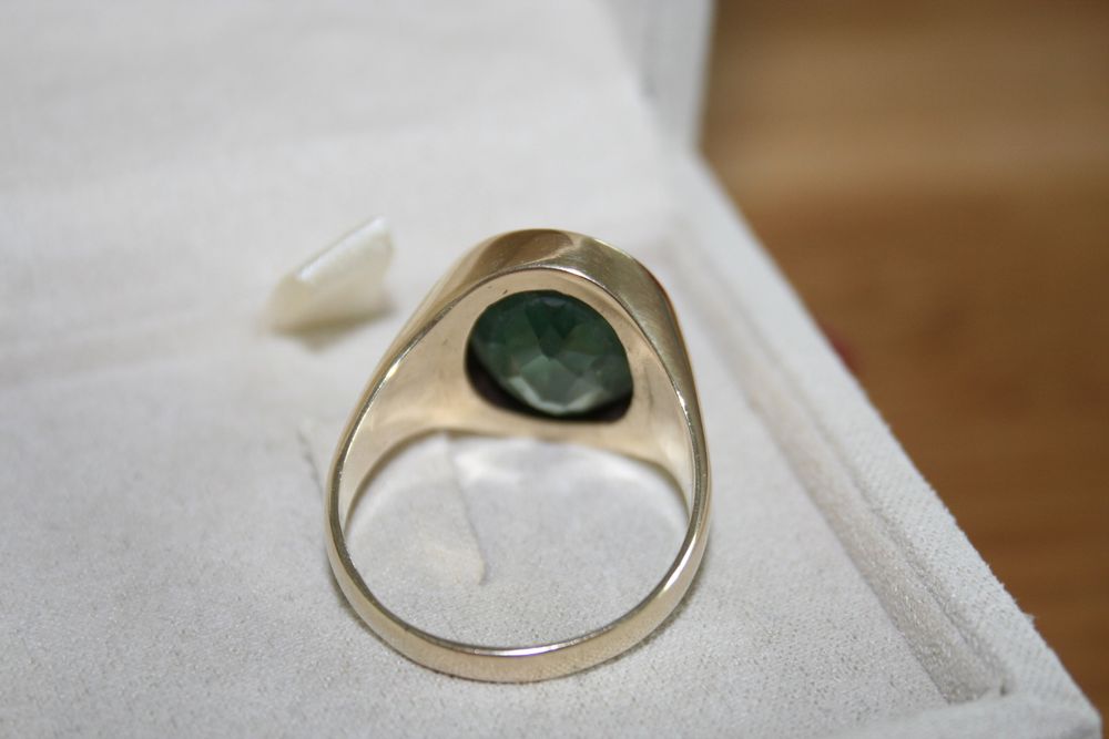 Goldener Ring / Siegelring mit grünem Stein (Gebraucht) in Zürich für ...