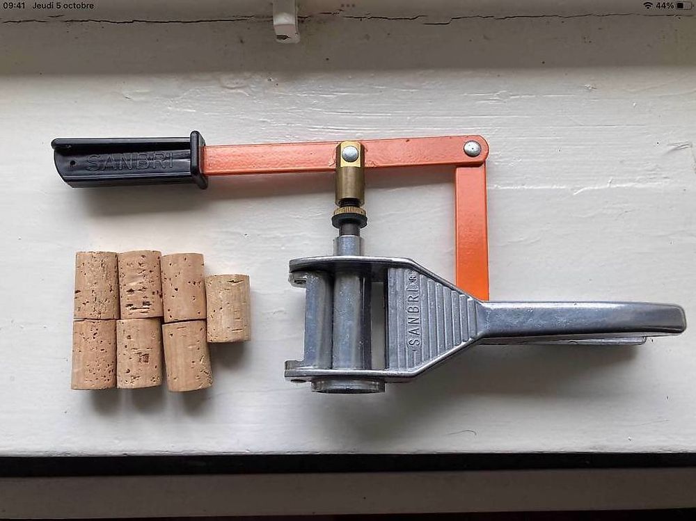 Bouchonneuse Sanbri neuve avec 7 bouchons | Acheter sur Ricardo