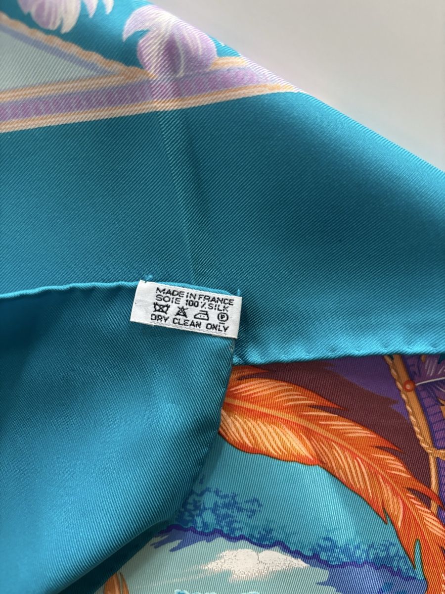 Hermès Silk Scarf: Amazônia Design, Vibrant and Stylish (Neu (gemäss ...