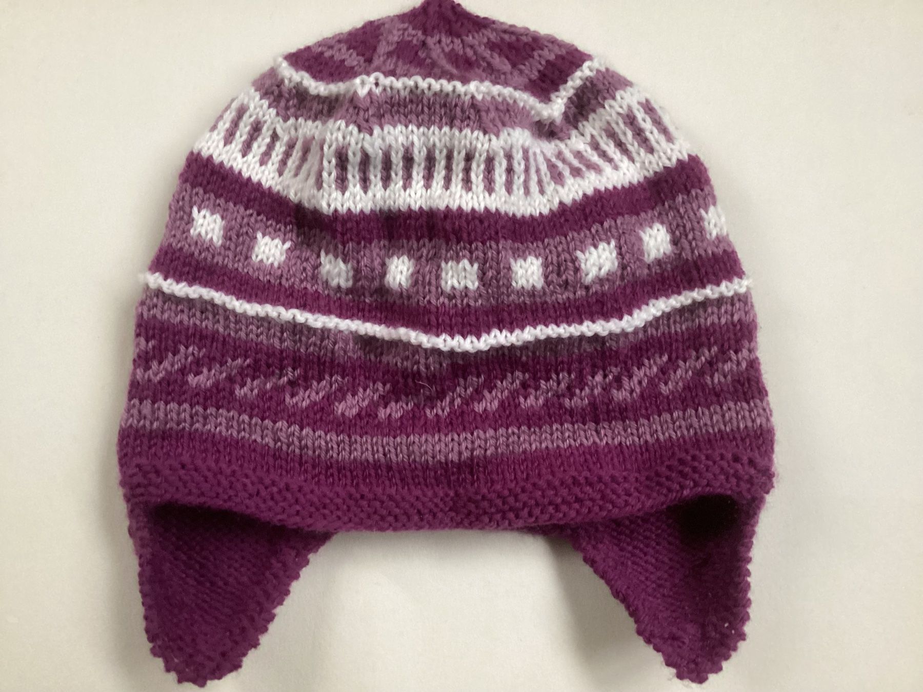 Handgestrickte, warme Wintermütze in Lila- und Weisstönen! (Neu (gemäss ...