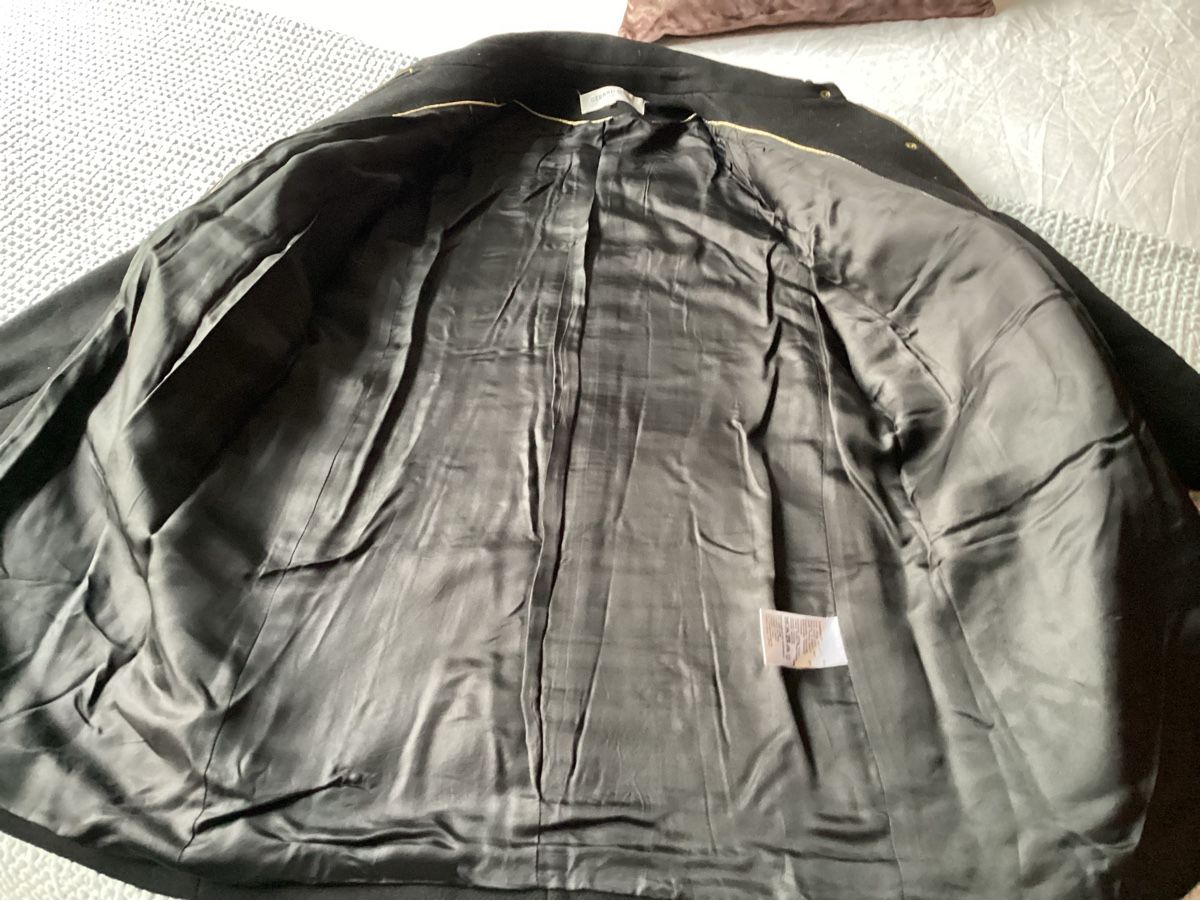Chic Black Winter Coat with gold Zipper Detail (Neu (gemäss ...