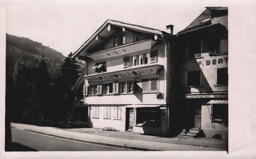 Wohnhaus und Tabakwaren (F. Bert...) (Gebraucht) in Bronschhofen für CHF 12 – mit Lieferung auf ...