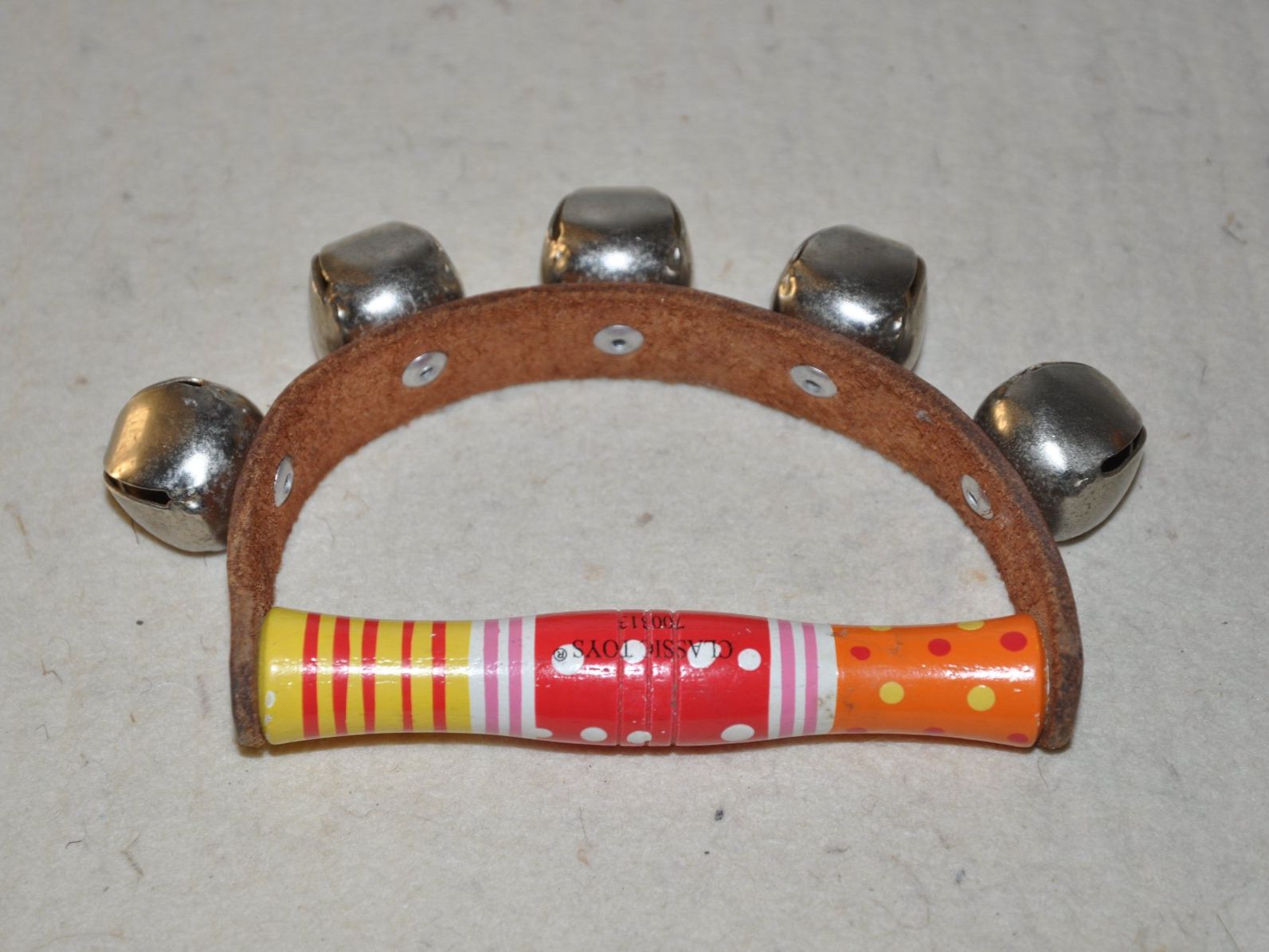 Baby Rassel von Classic Toys, Holz, Leder, 5 Schellen (Gebraucht) in ...