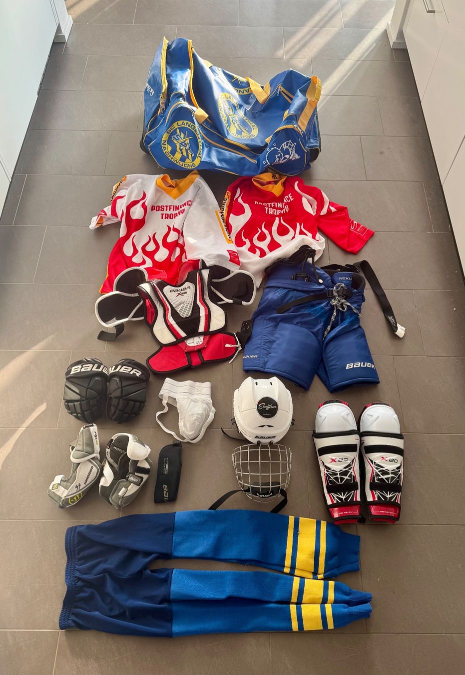 Eishockeyausrüstung komplett für ca. 12 jährige (Gebraucht) in Zuerich ...