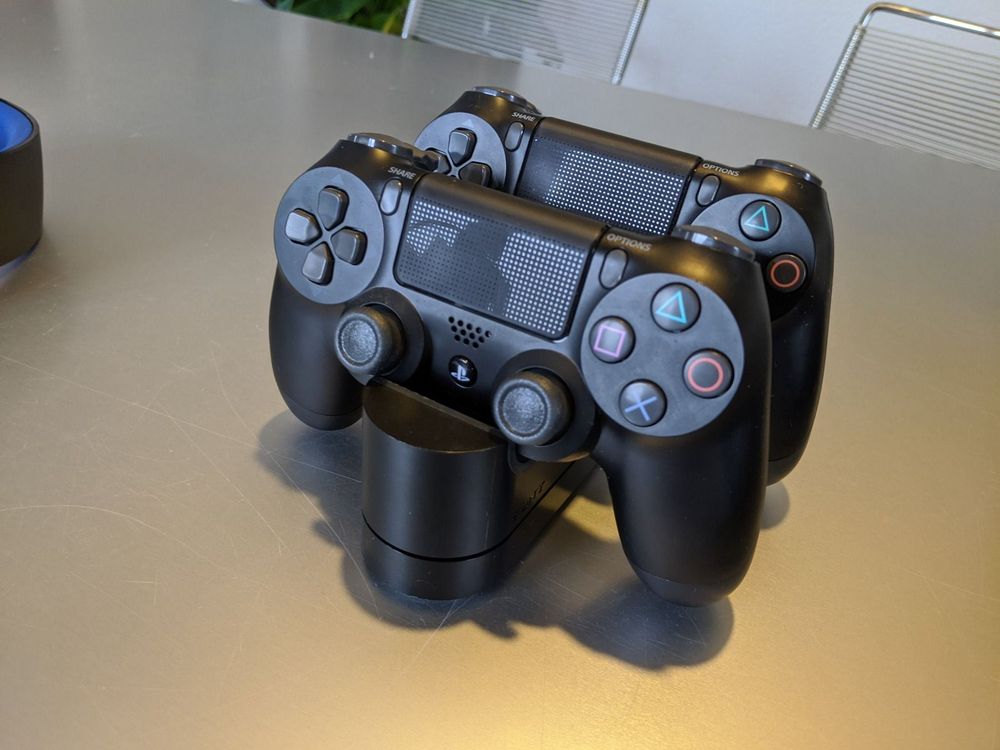 PS4 Pro mit 2 Controller und Zubehör (Gebraucht) in Gerolfingen für CHF ...
