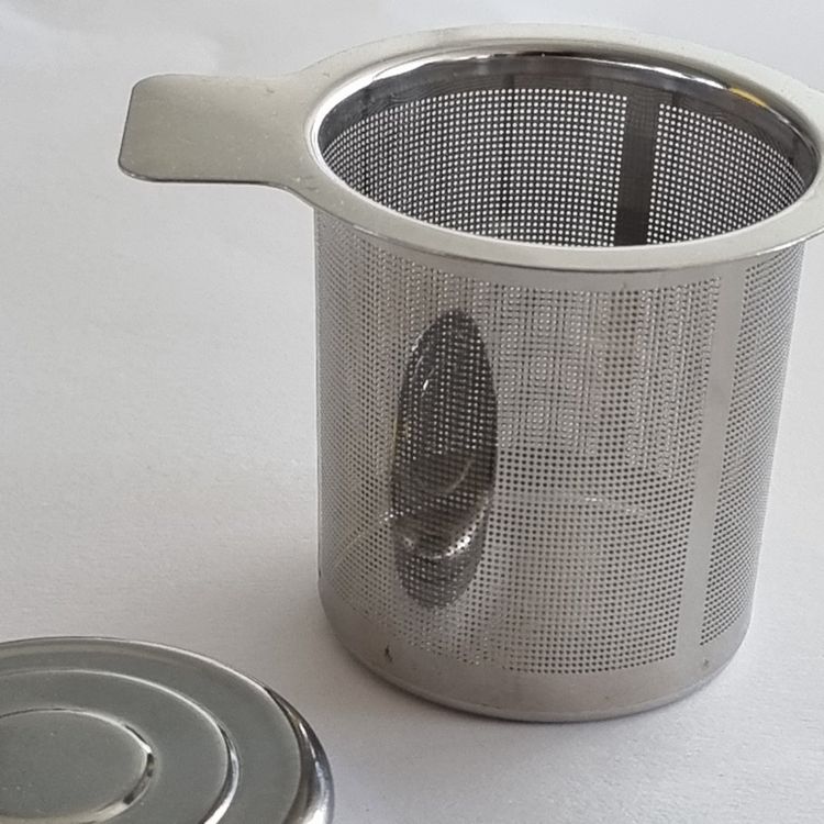 Teesieb mit Flügelhalterungen Deckel aus Edelstahl (Neu (gemäss Beschreibung)) in Sempach ...