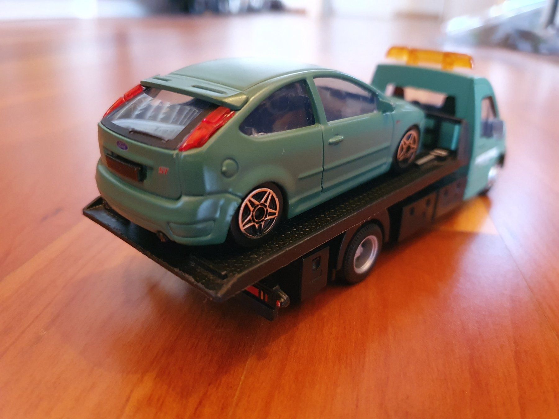 Bburago Abschleppwagenn mit Ford Focus Massstab 1:43 (Gebraucht) in ...