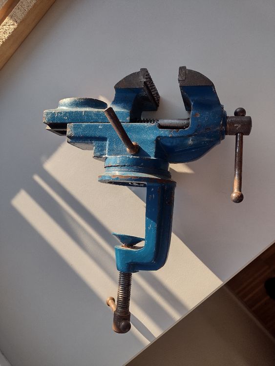 Vintage Blue Table Vice - Ready for Your Next Project (Gebraucht) in ...