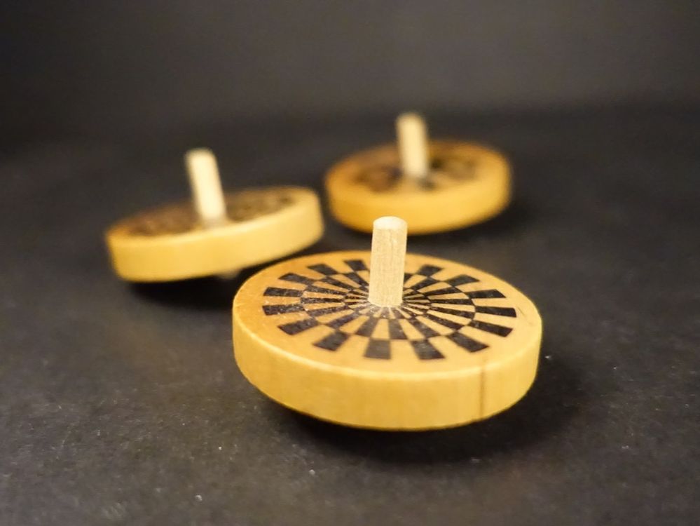 Drei Kreisel aus Holz mit grafischem Muster (Gebraucht) in Russikon für ...