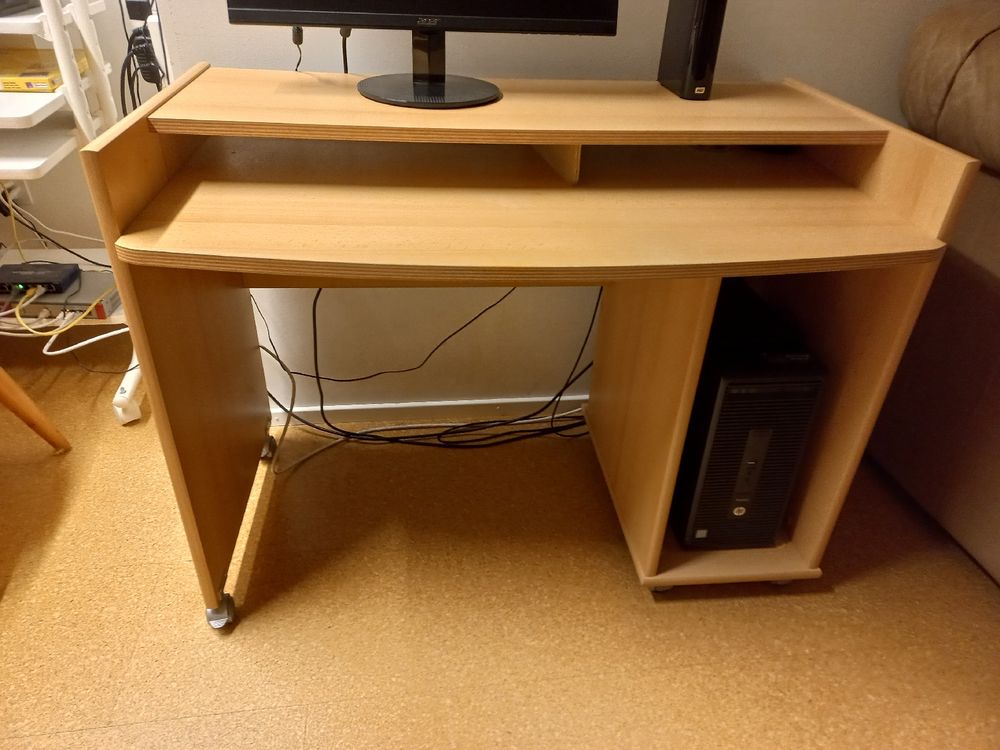 Computertisch aus Holz (Gebraucht) in Sempach für CHF 5 – nur Abholung ...