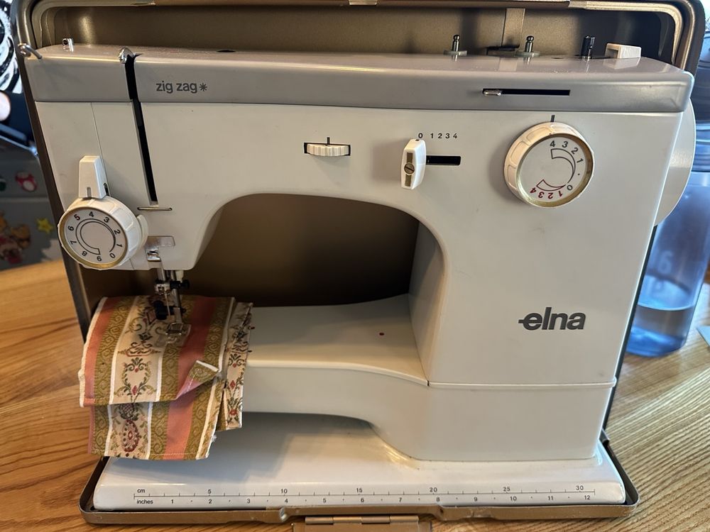 Vintage Elna Zig Zag Star Nähmaschine im Koffer, Zubehör, To (Gebraucht) in Hölstein für CHF 43 ...