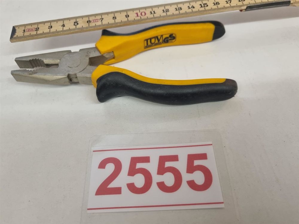 Flachzange Zange Werkzeug (Neu und originalverpackt) in Wolfhalden für CHF 4 – mit Lieferung auf ...