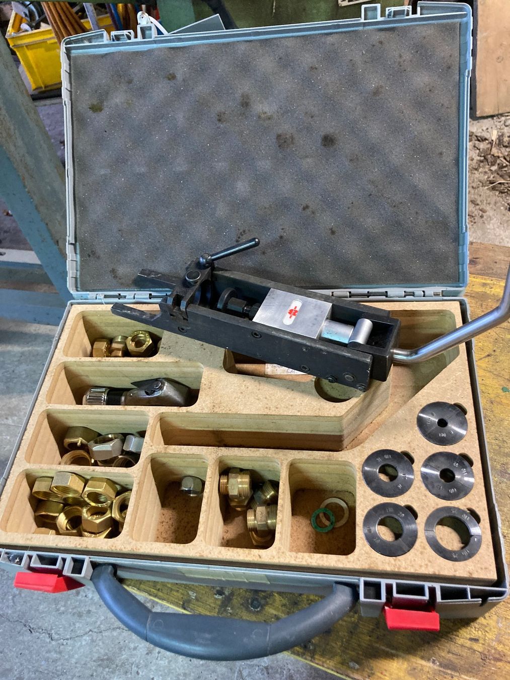 outils à battre les collets pour tuyau inox annelé (D'occasion) à ...