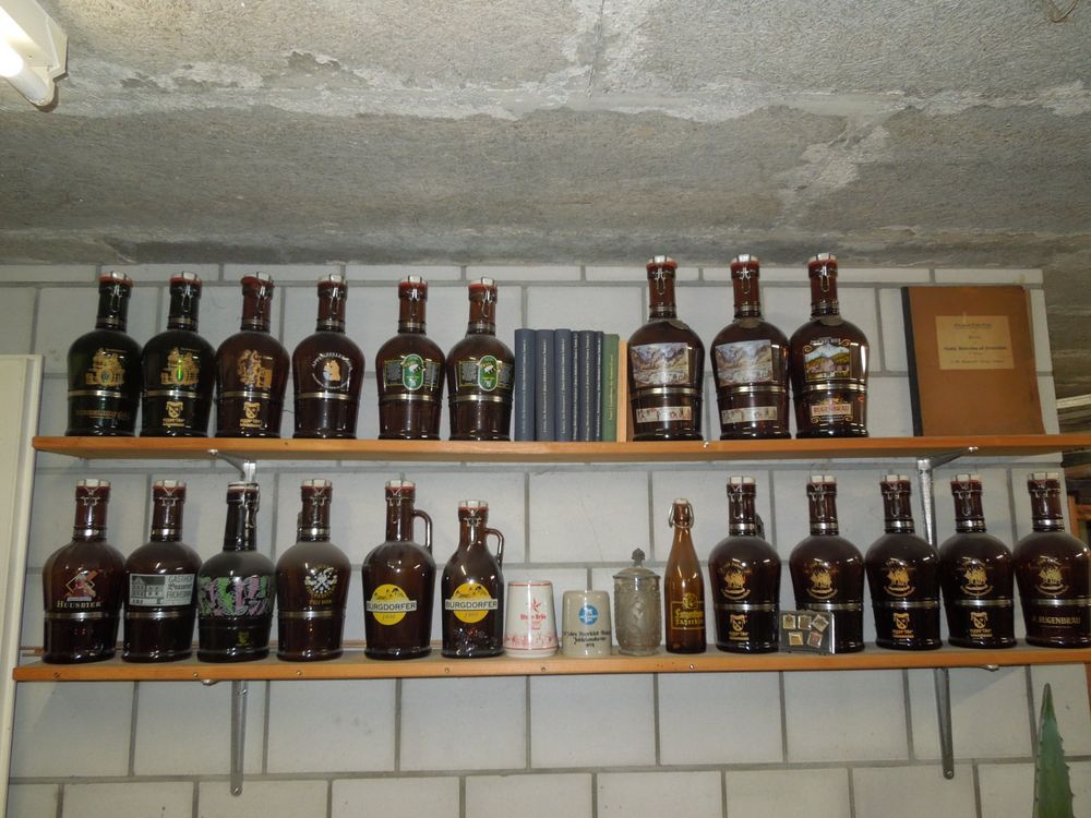 Sammlung Bierflaschen Bügel / Krüge Pin und Bücher (Gebraucht) in ...