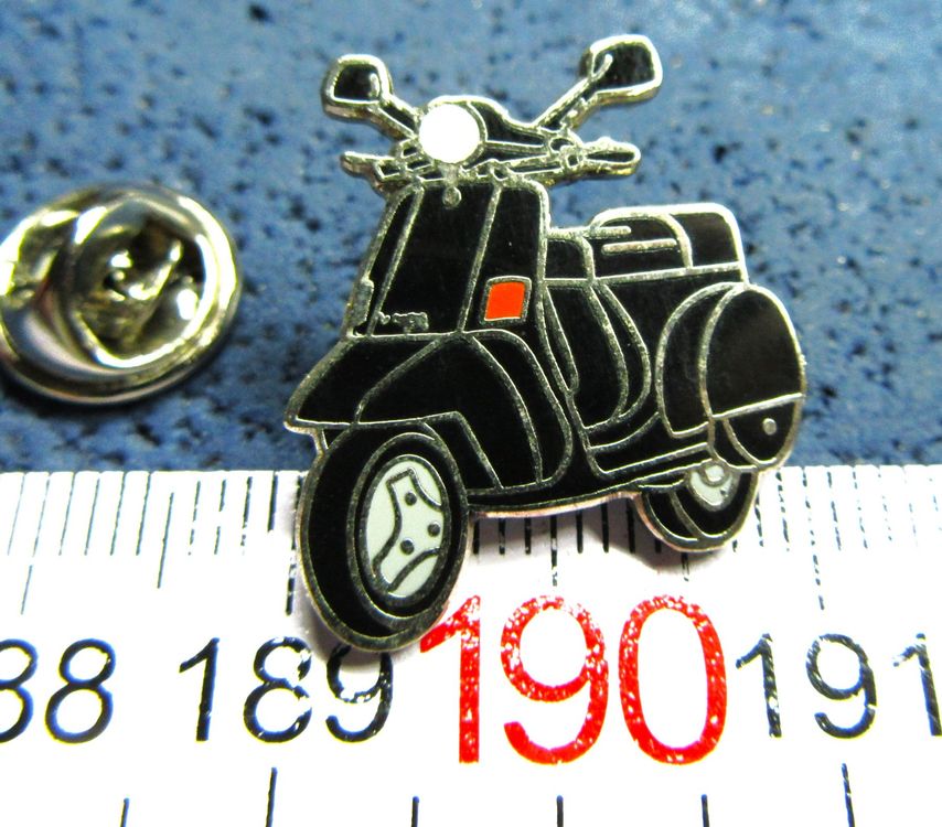 MOTOR-ROLLER SCOOTER VESPA? PIN ENAMEL 20mm PIN (Gebraucht) in Ettingen ...