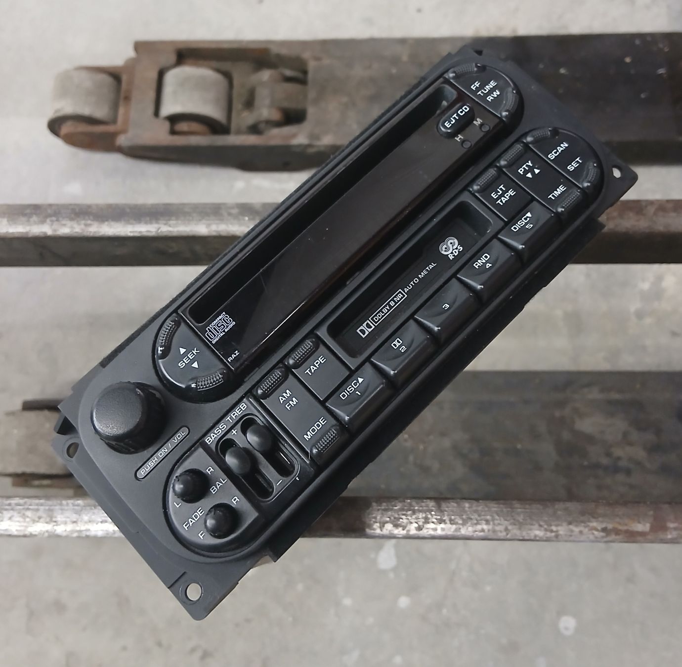 Radio Dodge Durango (D'occasion) à la heutte pour CHF 50 – retrait ...