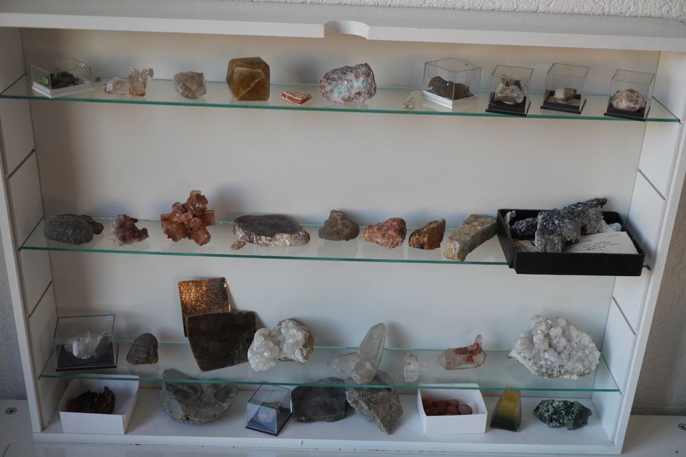 Vitrine voller Mineralien - Larimar-corderit XL Lot120 (Neu und originalverpackt) in Eschenbach ...