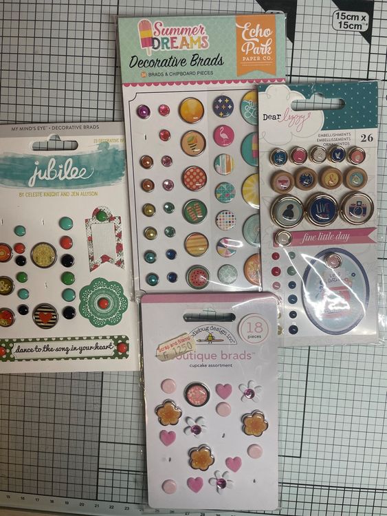 Basteln: Viele Deko-Steine und Perlen, Brads usw. (Gebraucht) in ...