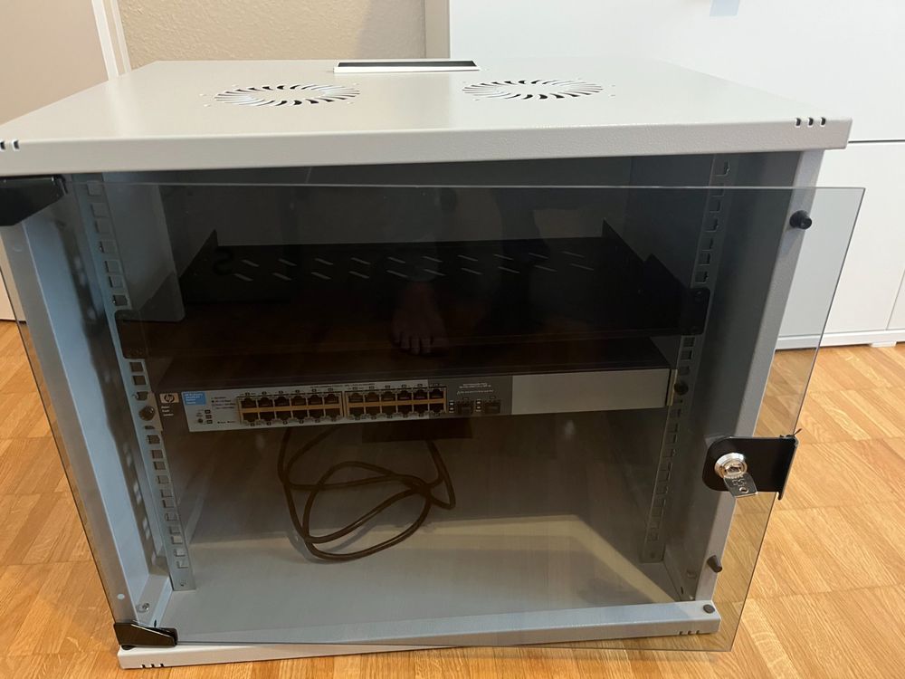 19 Zoll Rack mit Switch | Kaufen auf Ricardo