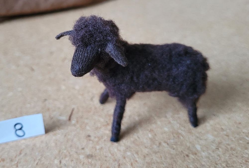 Schwarzenberger Krippenfiguren Schaf klein dunkelbraun N8 | Kaufen auf Ricardo