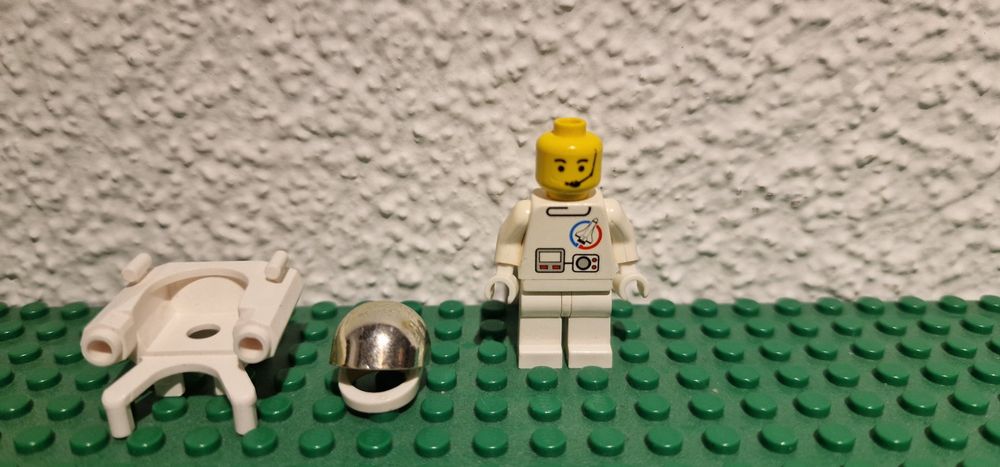 Lego Astronaut Minifigur (Gebraucht) in Aarburg für CHF 5 – mit ...