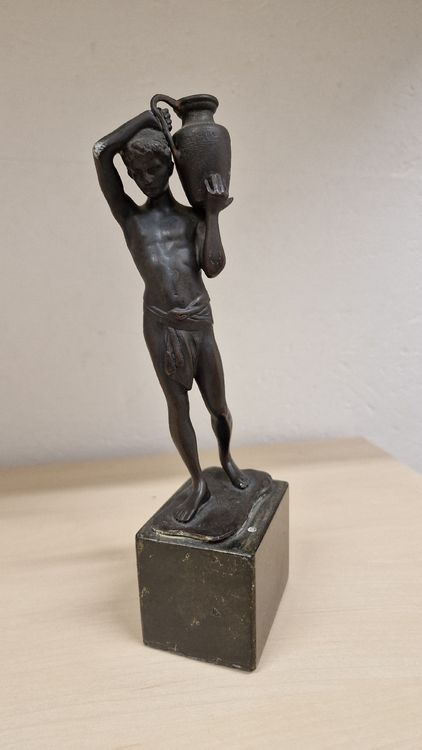Antike Bronzefigur "Knabe mit Krug" auf Sockel (Gebraucht) in Herisau ...