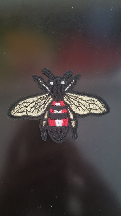 Biene Patch Aufnäher rot schwarz weiss Stickerei Insekt 🐝 (Neu und originalverpackt) in Zürich ...