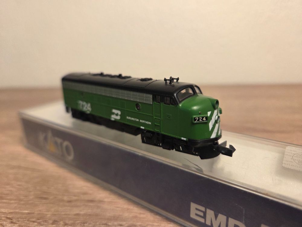 Kato N 176-212 Diesellok EMD F7 Burlington (D'occasion) à St-Aubin-Sauges pour CHF 99 – avec ...