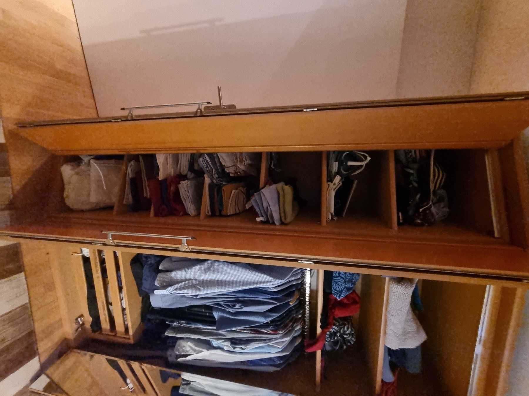 Grosser Kleiderschrank mit Spiegel, viel Stauraum top! (Gebraucht) in ...