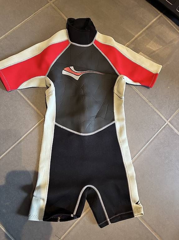 Neopren Anzug für Kinder, Grösse 152 / 12 Jahre (Gebraucht) in Riaz für ...