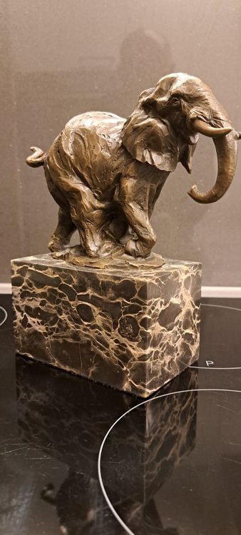 BRONZE ELEFANT AUF MARMORSOCKEL (Gebraucht) in Zürich für CHF 160 – nur Abholung auf Ricardo kaufen