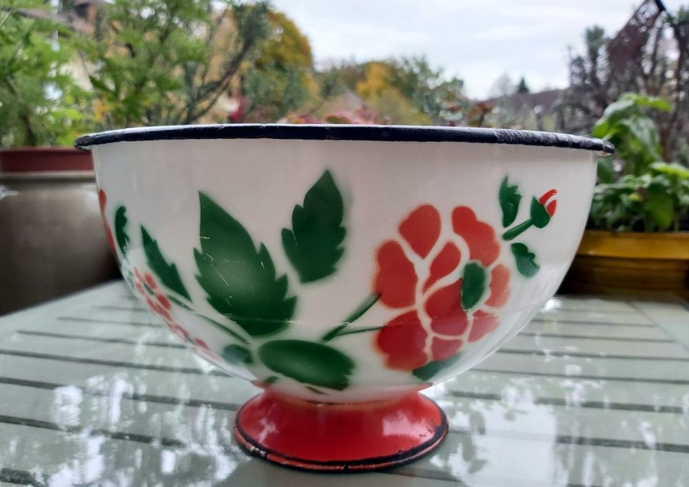Elegantes Emaille Schüssel Vintage Ebenbild