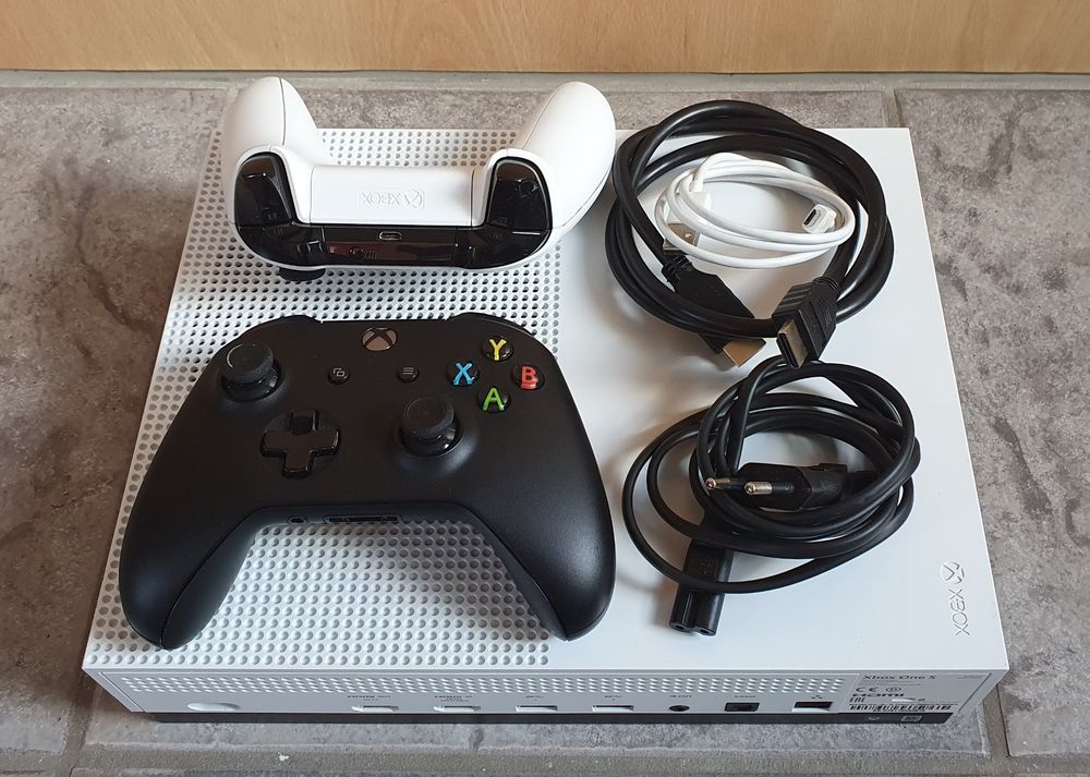 Microsoft Xbox One S Spielkonsole mit 2 Controller | Kaufen auf Ricardo