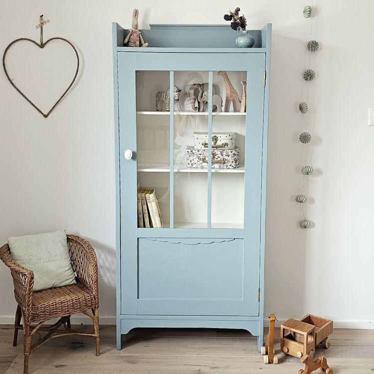 Kleiner Schrank Vintage
