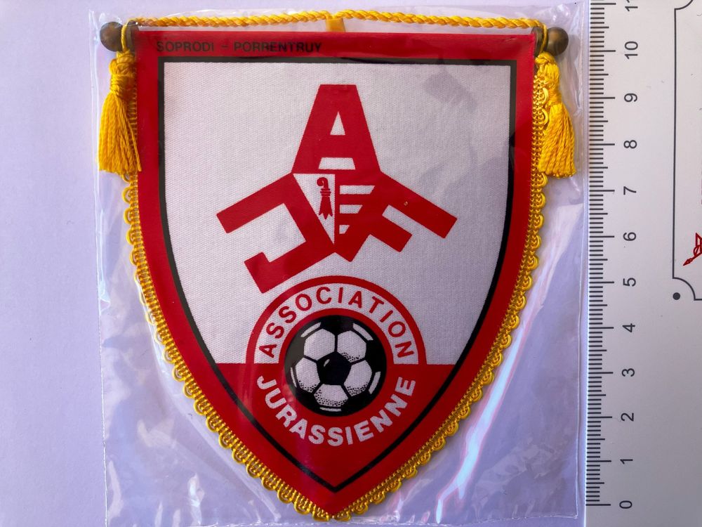 Vintage Fanion/Wimpel ASSOCIATION JURASSIENNE DE FOOTBALL (Neu und originalverpackt) in Gland ...