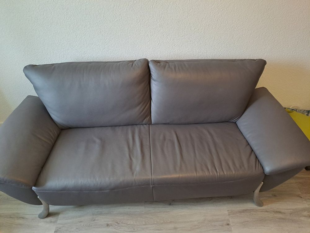 Modernes graues Ledersofa 2er Sofa (Gebraucht) in Märwil für CHF 29 – nur Abholung auf Ricardo ...