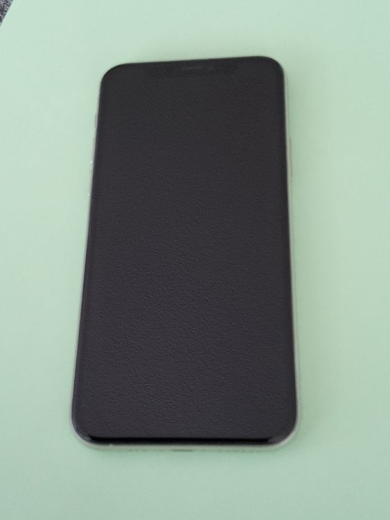 iPhone 11 Pro mit Silicon-Case in Orange & rote Leder- Hülle (Gebraucht ...