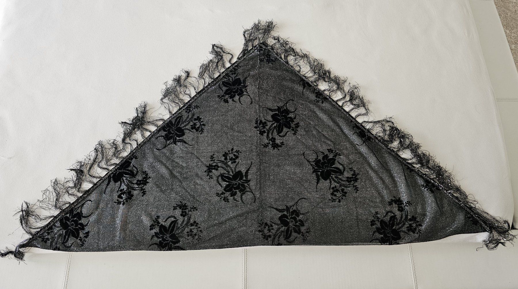 Foulard triangle noire/argenté 90 x 90 x 130 (Neuf avec emballage d ...