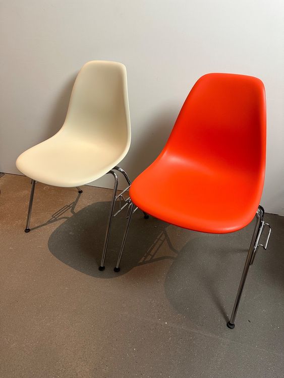 Charles & Ray Eames Plastic Chair Set (Gebraucht) in Zürich für CHF 231 ...