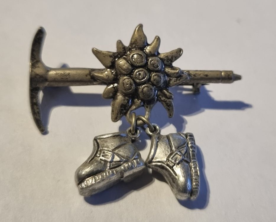 Brosche Edelweiss Pickel Schuhe (Gebraucht) in Grenchen für CHF 5 – mit Lieferung auf Ricardo kaufen