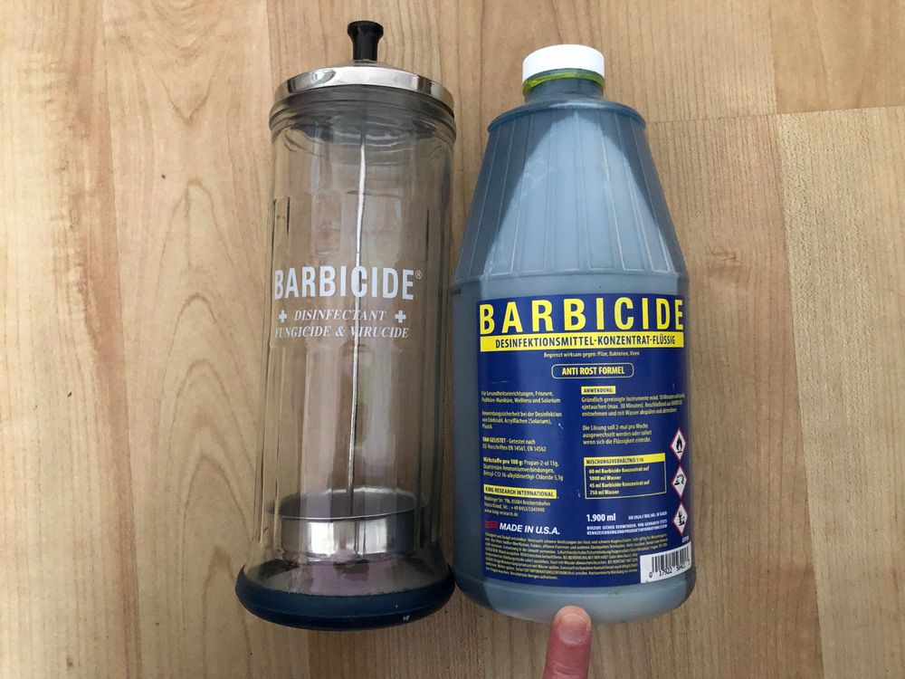 Barbicide Desinfektion Konzentrat 1.9l + Behälter (Gebraucht) in ...