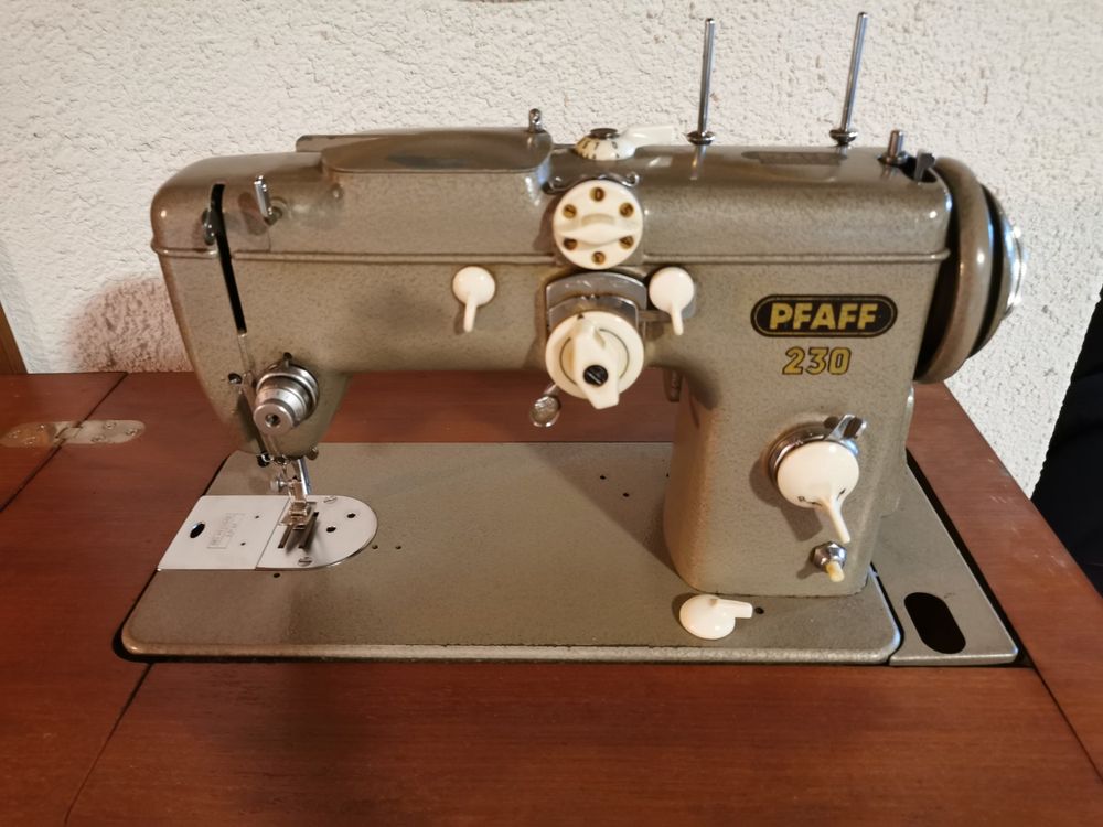 Pfaff Nähmaschine 50er Jahre (Defekt) in Zürich für CHF 1 – nur ...