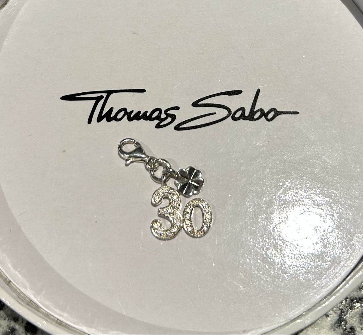 Thomas Sabo Charm Anhänger "30" mit Glücksklee 🍀 Top! (Gebraucht) in Itingen für CHF 19.9 – mit ...